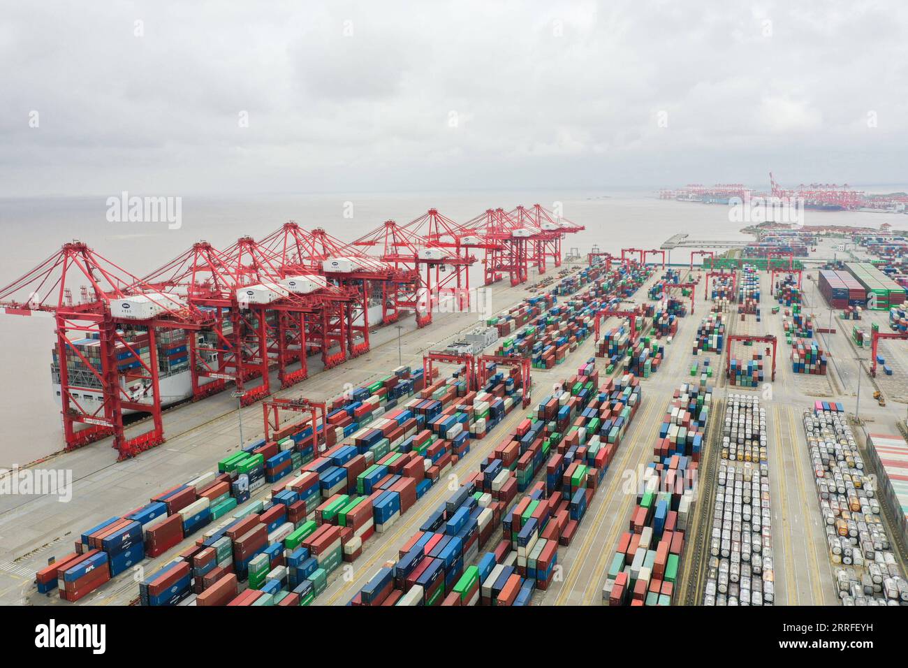 Yangshan port hi-res stock photography and images - Alamy