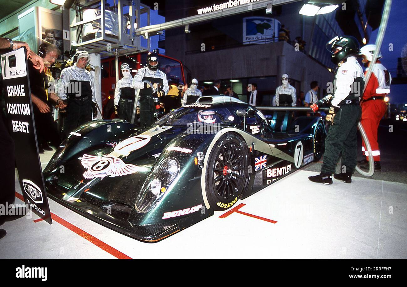 Bentley Team racing in the 2001 Le Mans 24 Hour race with Bentley Speed ...