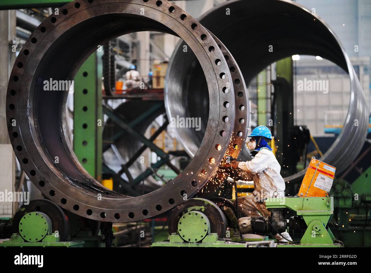 220416 -- HARBIN, April 16, 2022 -- Workers work at a factory of Harbin ...