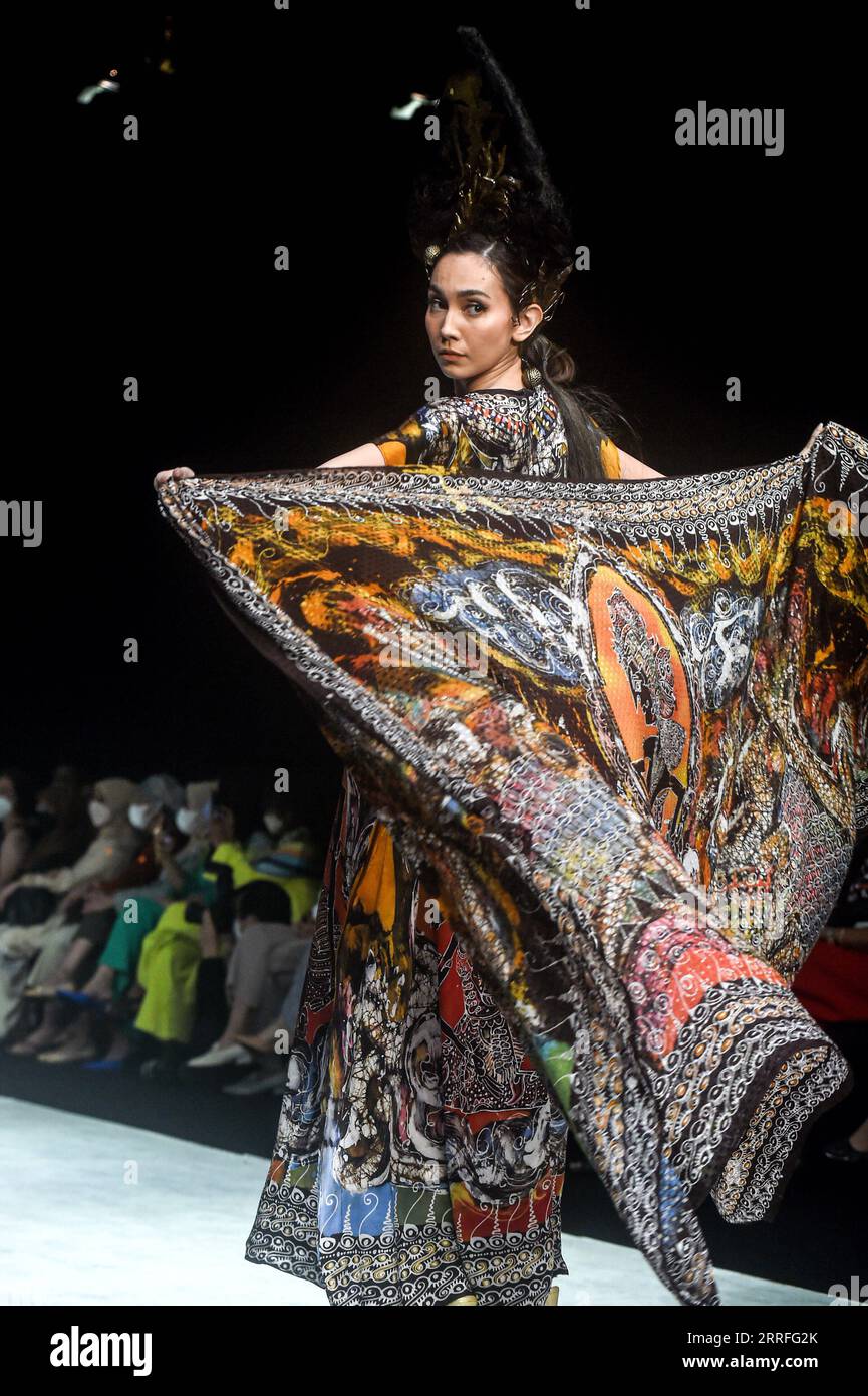 220416 Jakarta April 16 2022 A Model Presents Creations On The