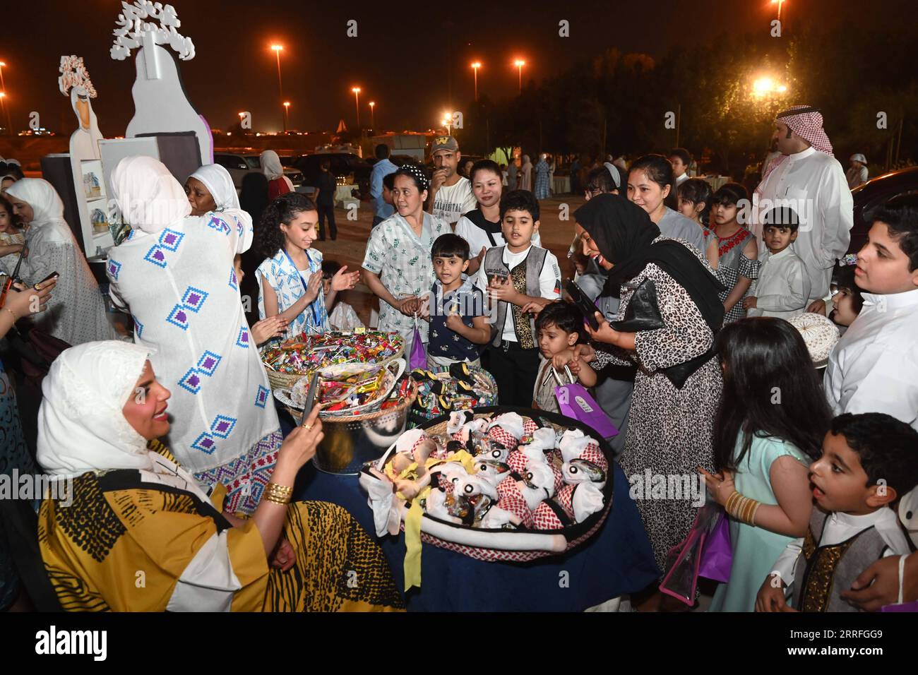 Kuwaiti dress hi-res stock photography and images - Alamy