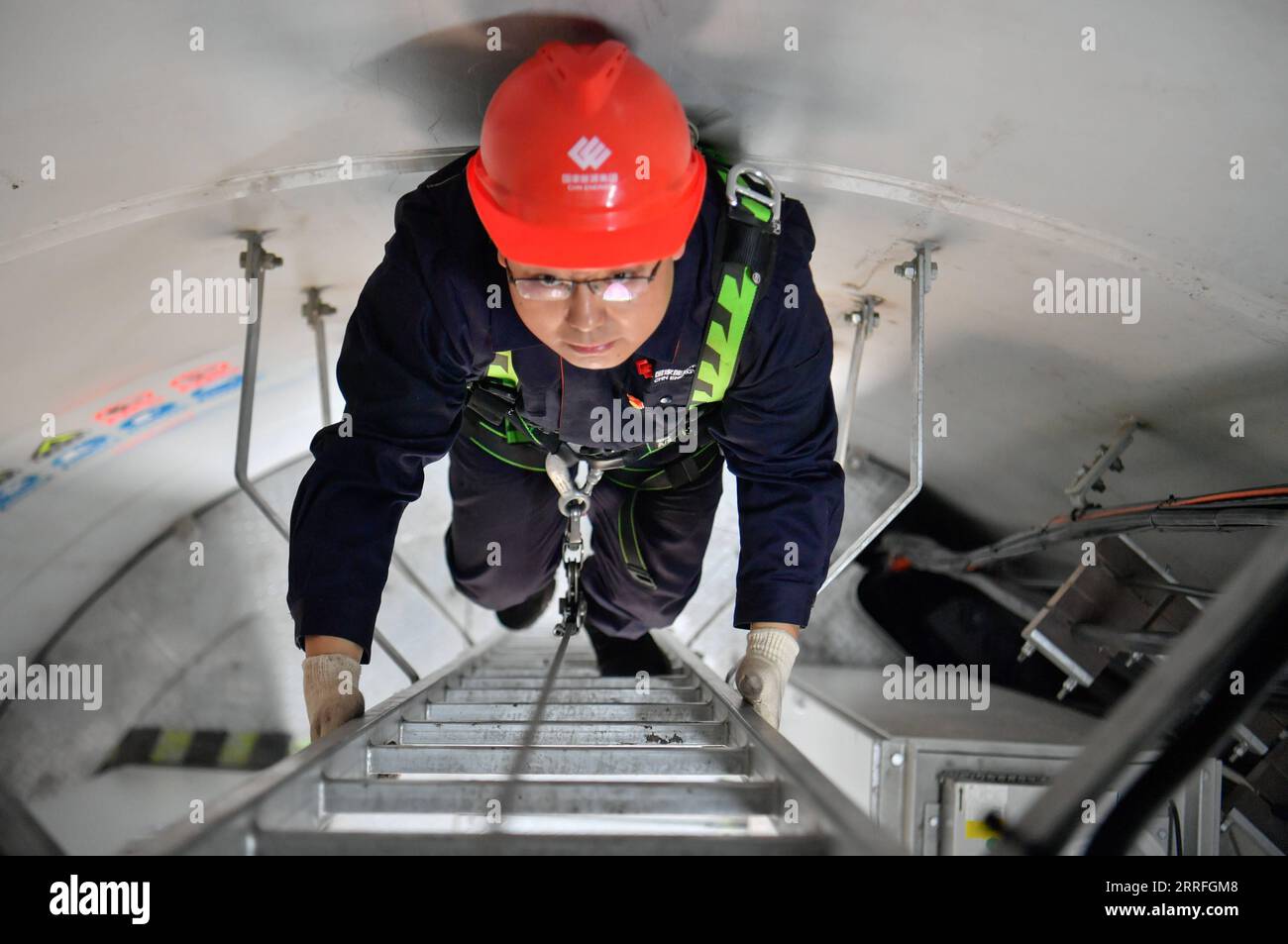 220417 -- TIANJIN, April 17, 2022 -- Liu Yanbo climbs to the top of a wind turbine generator in ...