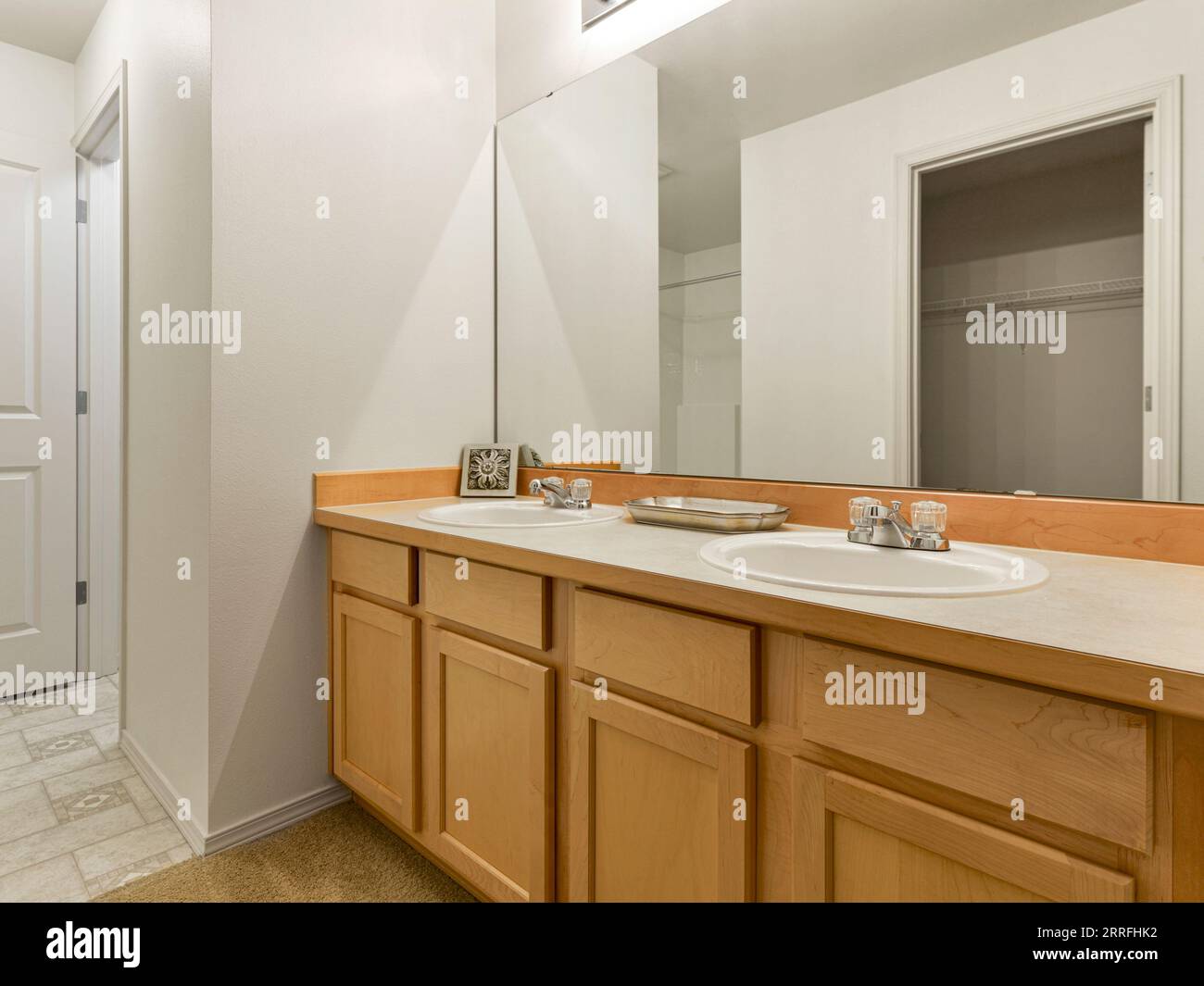 Modern residential bathroom interior Stock Photo - Alamy