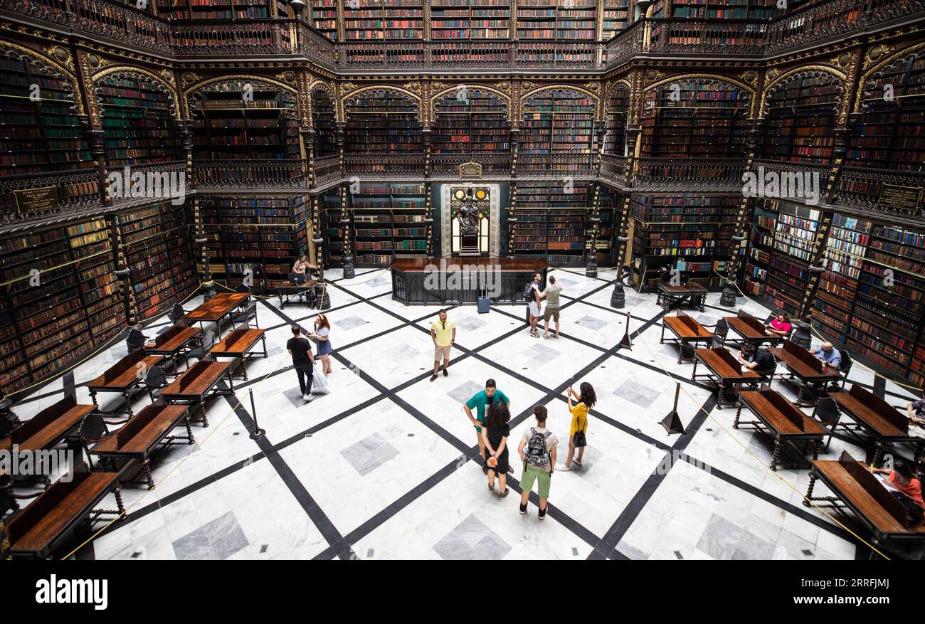 220420 -- RIO DE JANEIRO, April 20, 2022 -- People visit the Royal ...
