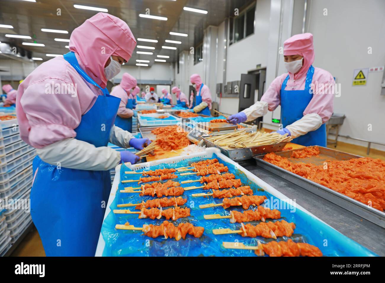 China chicken processing plant hi-res stock photography and images - Alamy