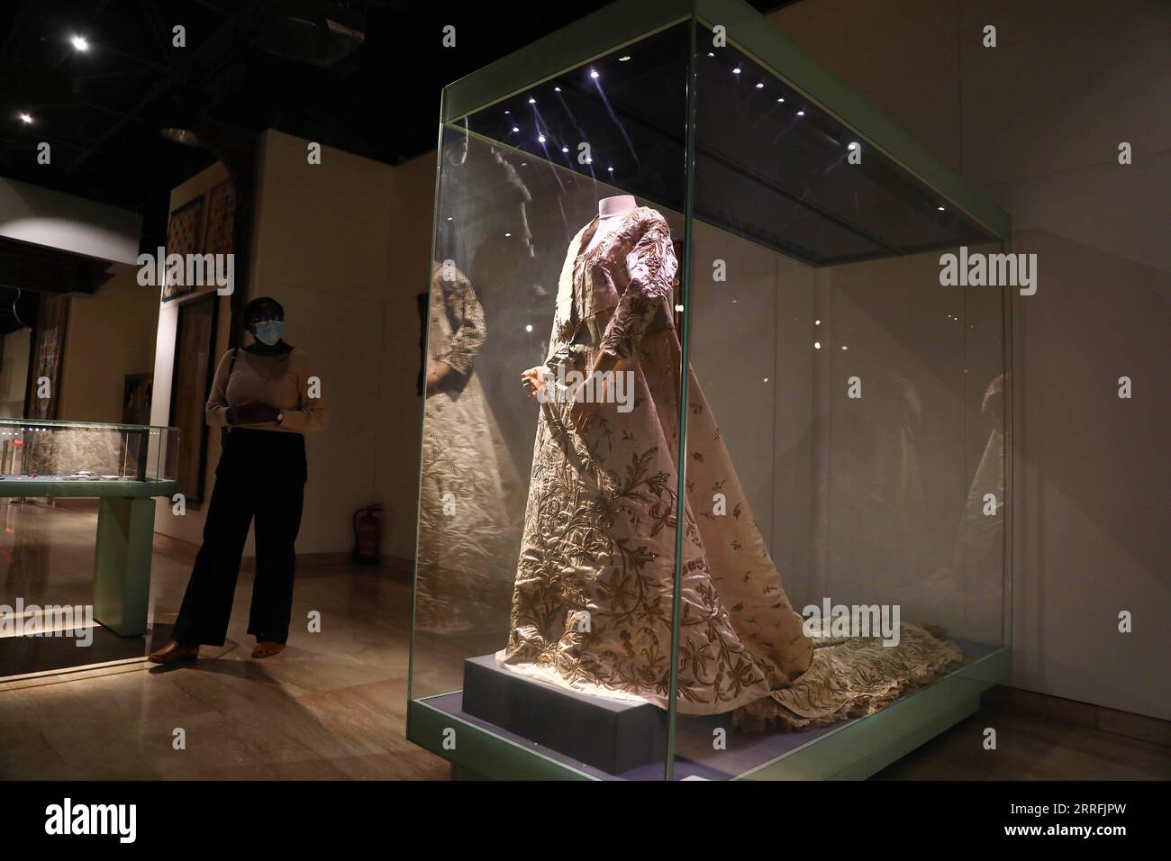 220419 -- CAIRO, April 19, 2022 -- A woman visits the newly-opened ...