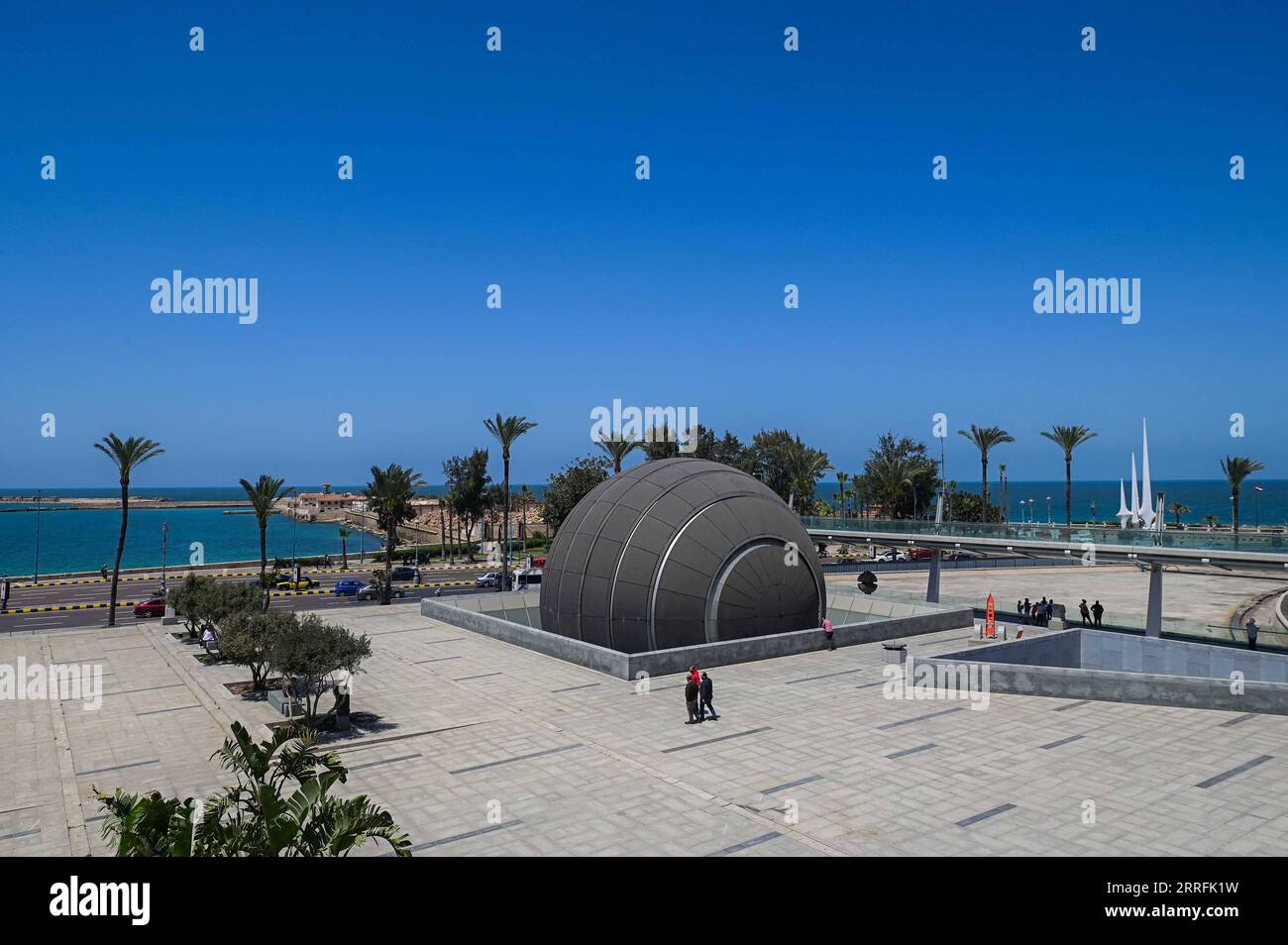 220420 -- CAIRO, April 20, 2022 -- People visit the Bibliotheca ...