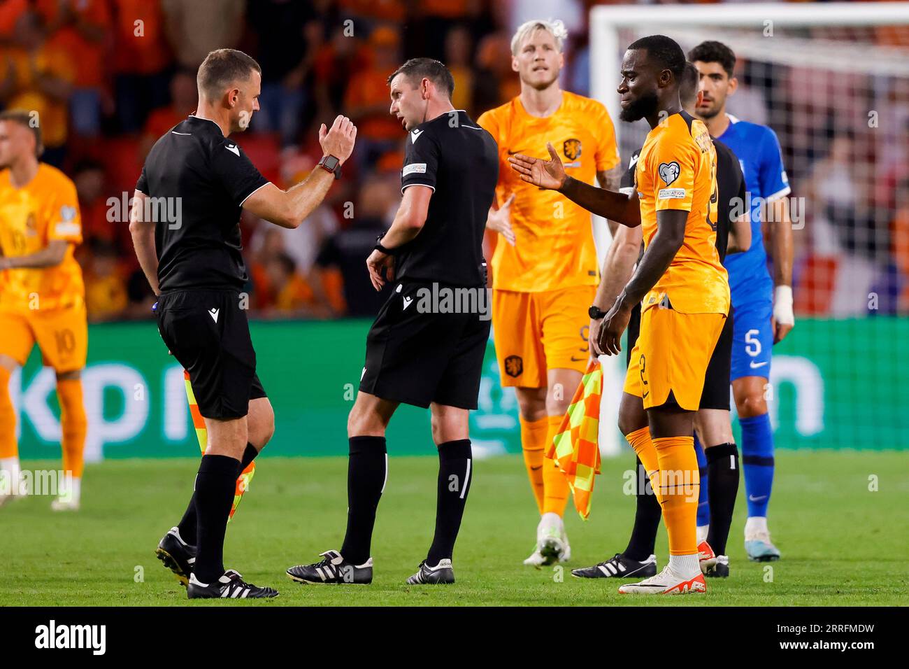 Referee schaut hi-res stock photography and images - Alamy