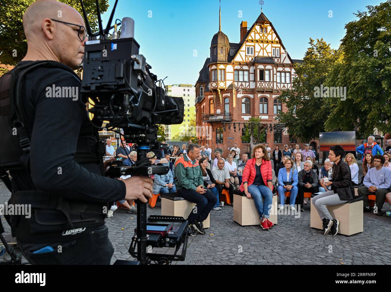 08 September 2023, Brandenburg, Schwedt/Oder: Dunja Hayali (r ...