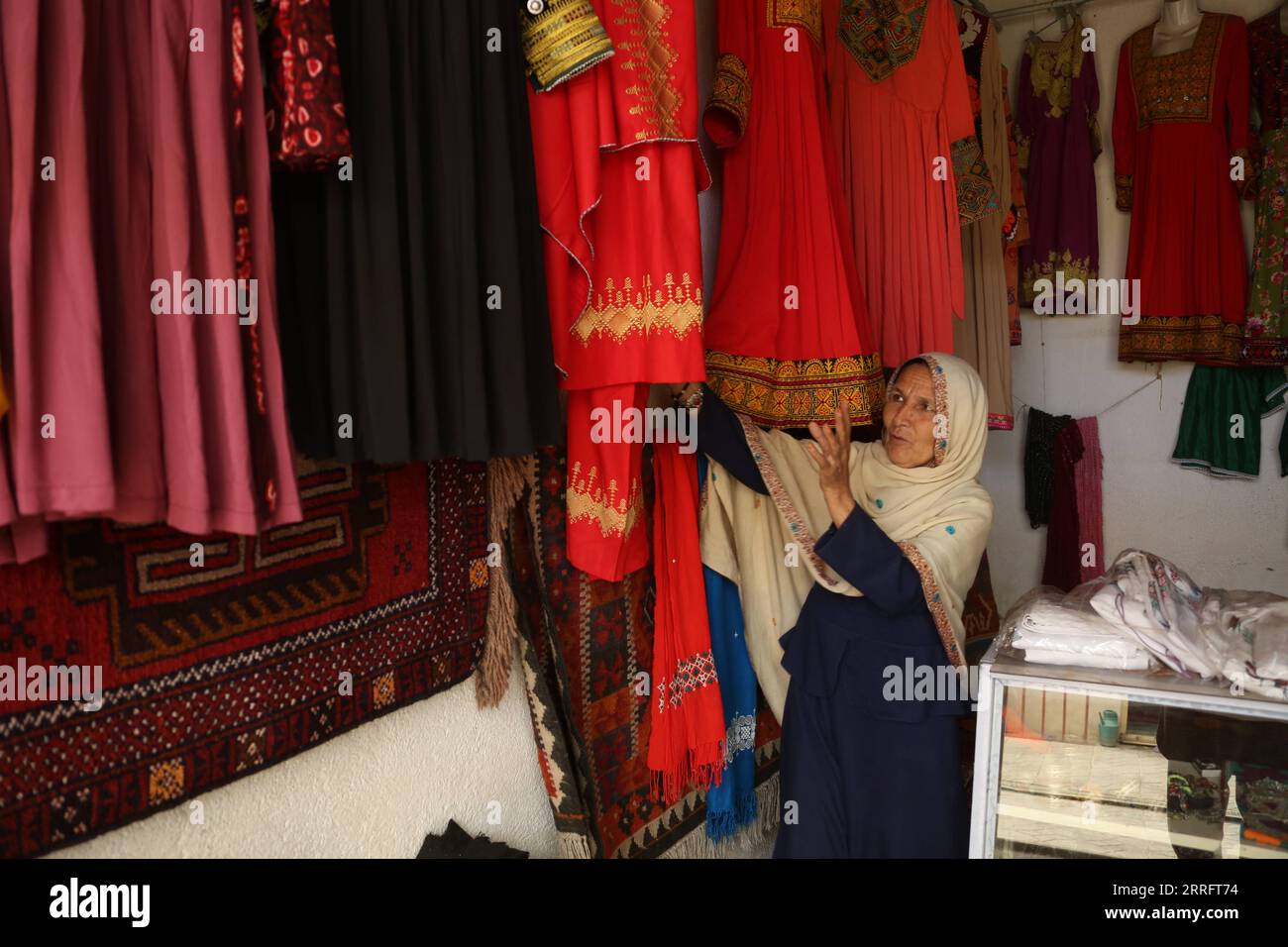 Afghan crafts hi-res stock photography and images - Alamy
