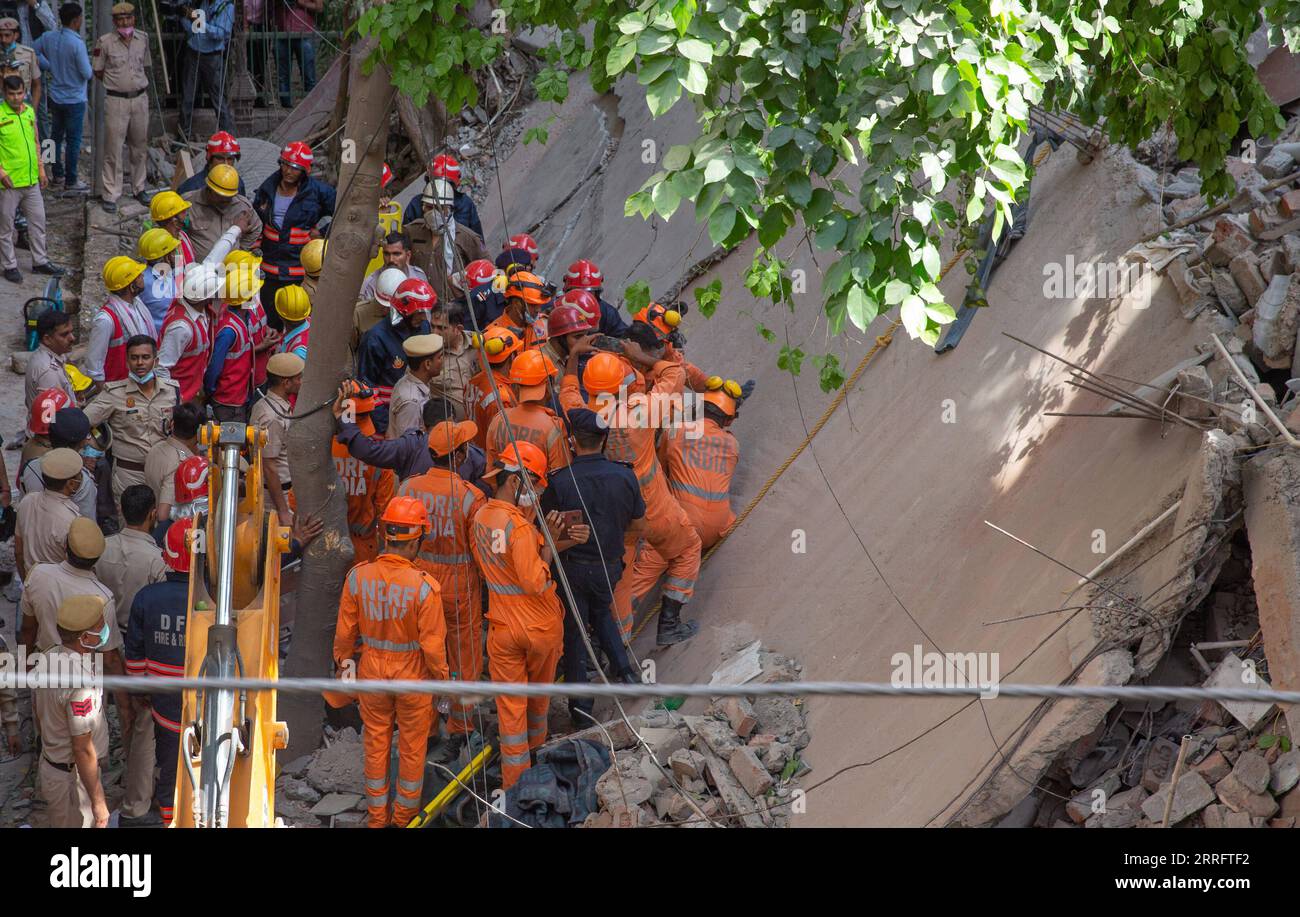 220425 -- NEW DELHI, April 25, 2022 -- Rescuers remove debris to search ...