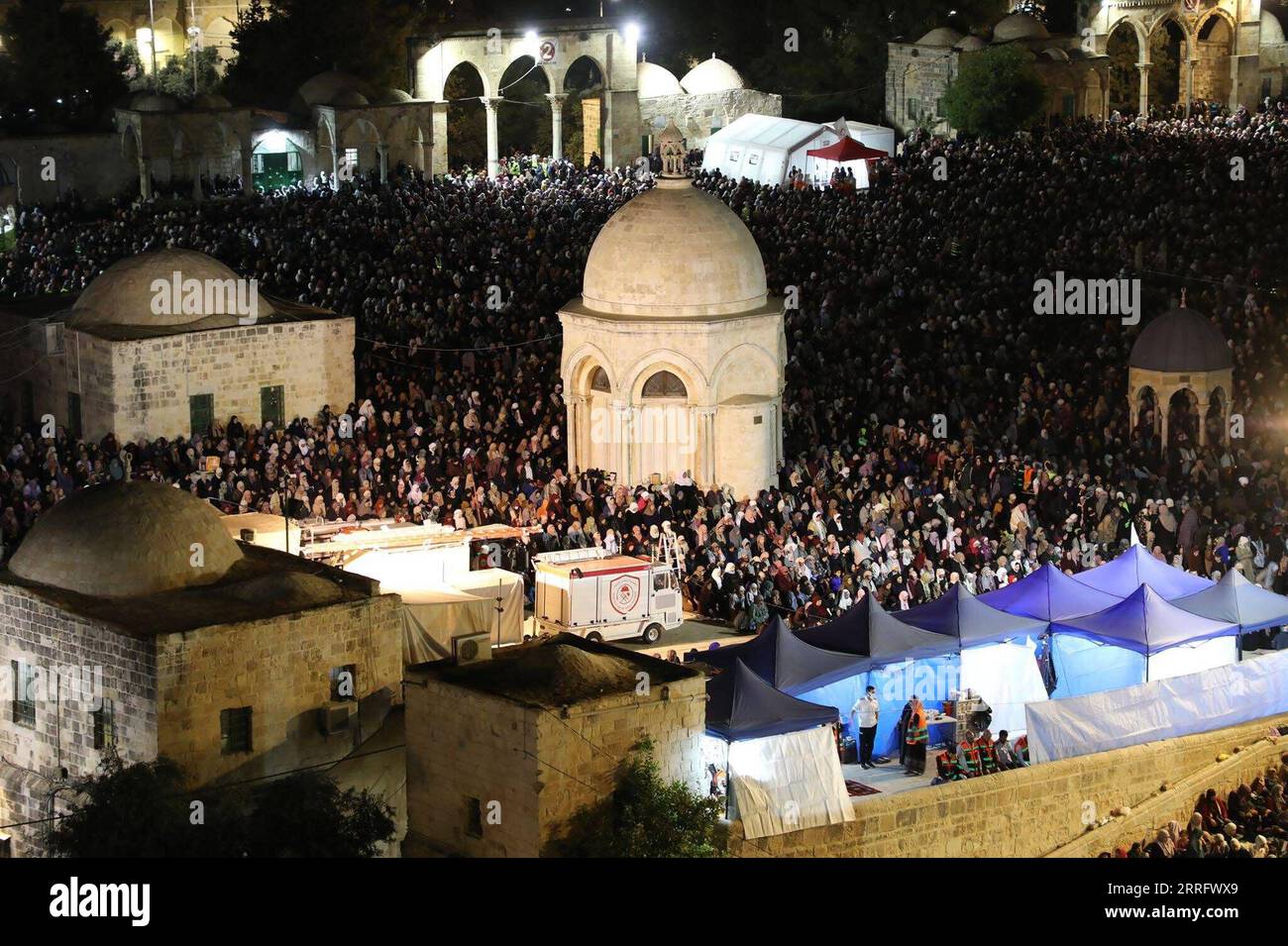220428 -- JERUSALEM, April 28, 2022 -- Palestinians attend a Laylat al ...
