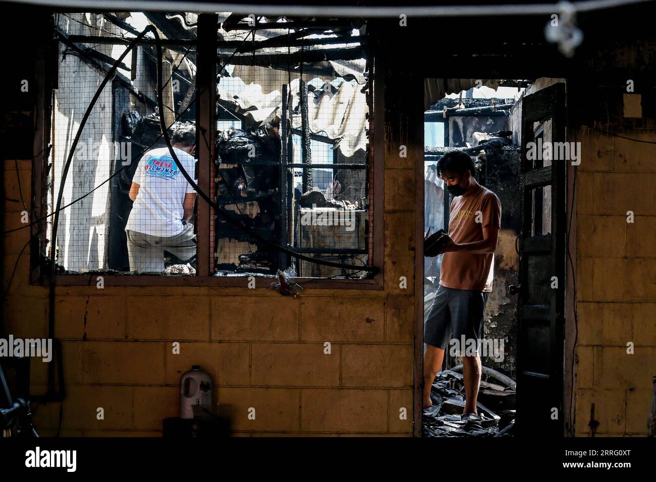 220502 -- QUEZON CITY, May 2, 2022 -- Residents look for belongings ...