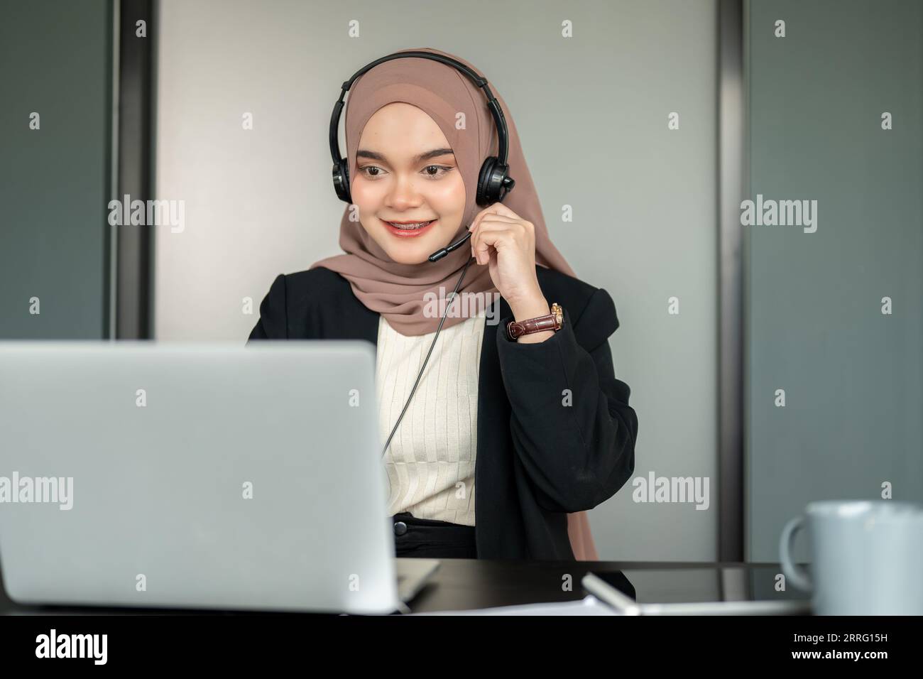 Incoming call w hi-res stock photography and images - Alamy