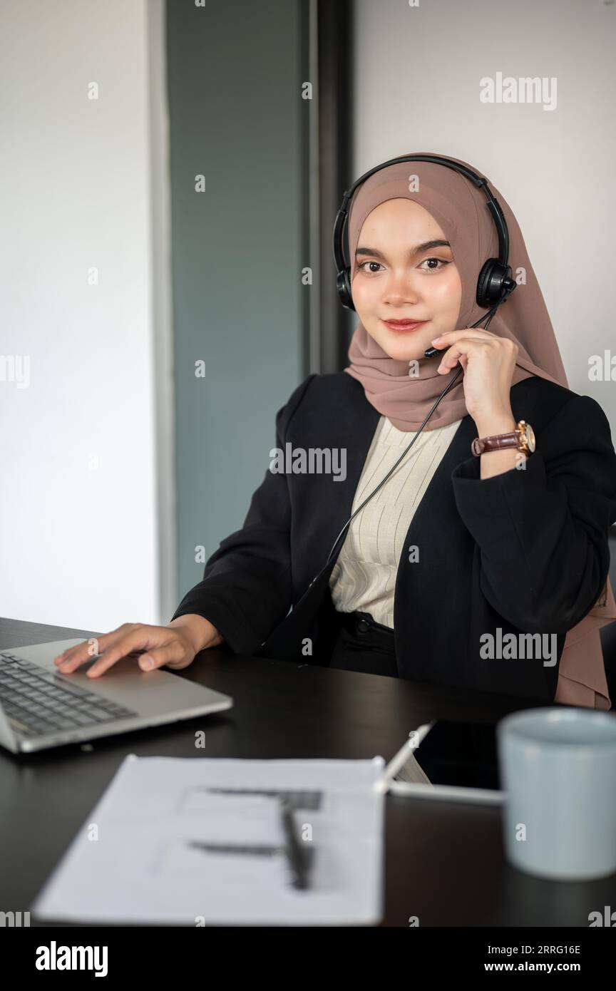 Salesperson and customer computer hi-res stock photography and images ...