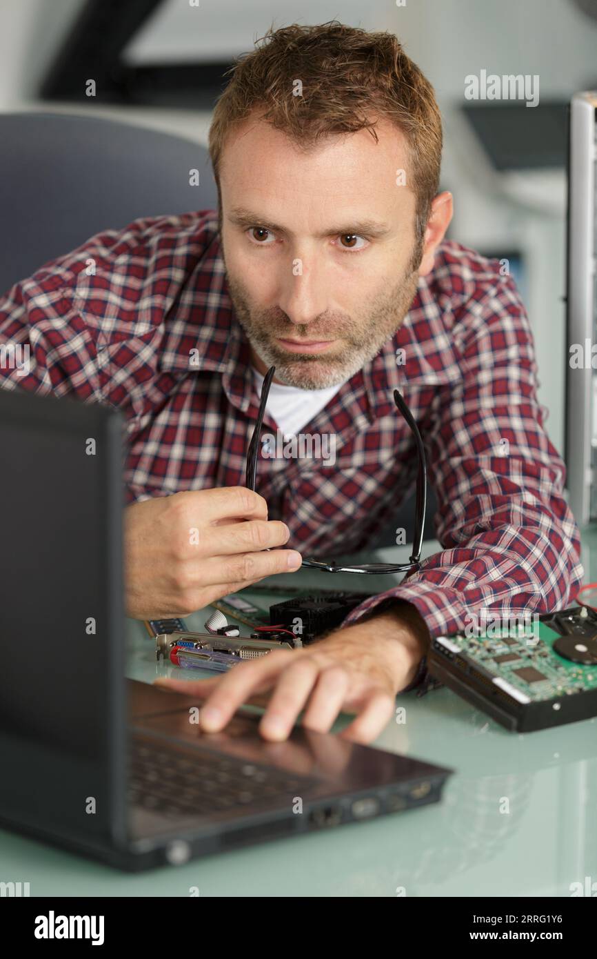 technician fixing laptop computer and disassembling Stock Photo - Alamy
