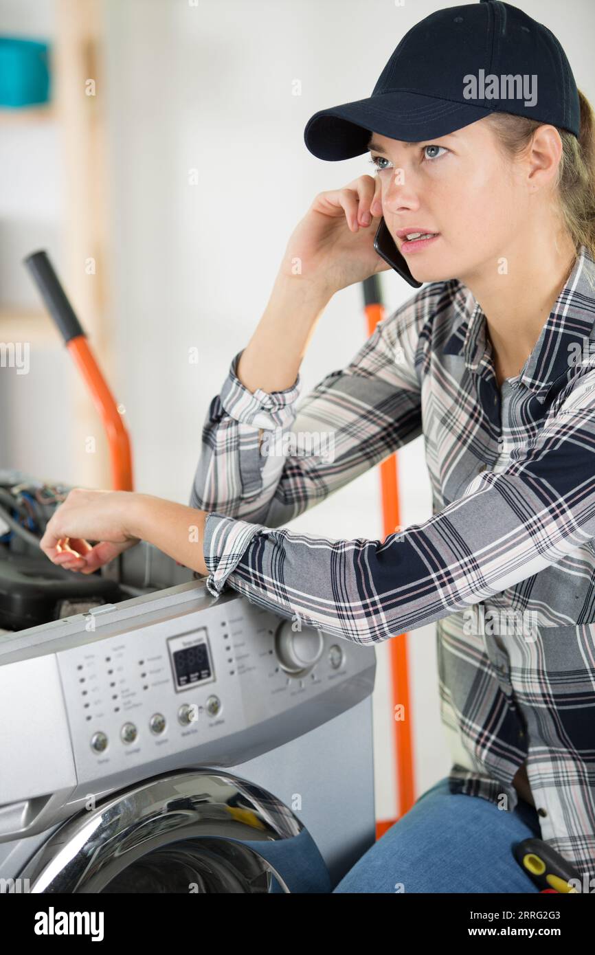 Vintage washing machine woman hi-res stock photography and images - Alamy