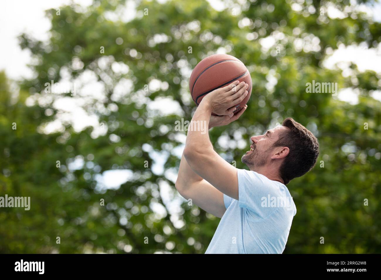 male basketball player on an outdoor court Stock Photo - Alamy