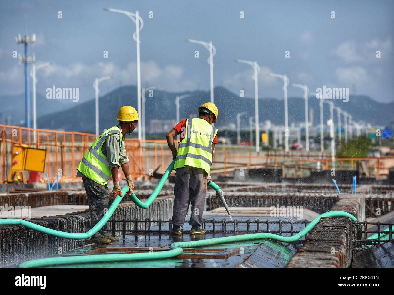 220505 -- ZHUHAI, May 5, 2022 -- Workers work at the construction site ...