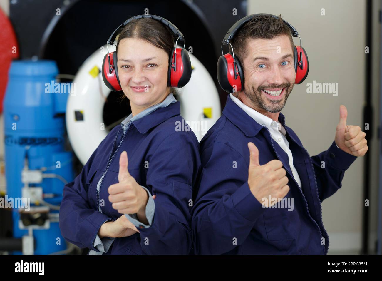 Team mechanics working garage hi-res stock photography and images - Alamy