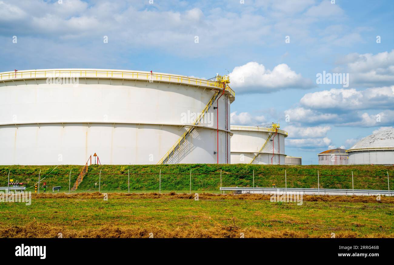 Oil storage silos hi-res stock photography and images - Alamy