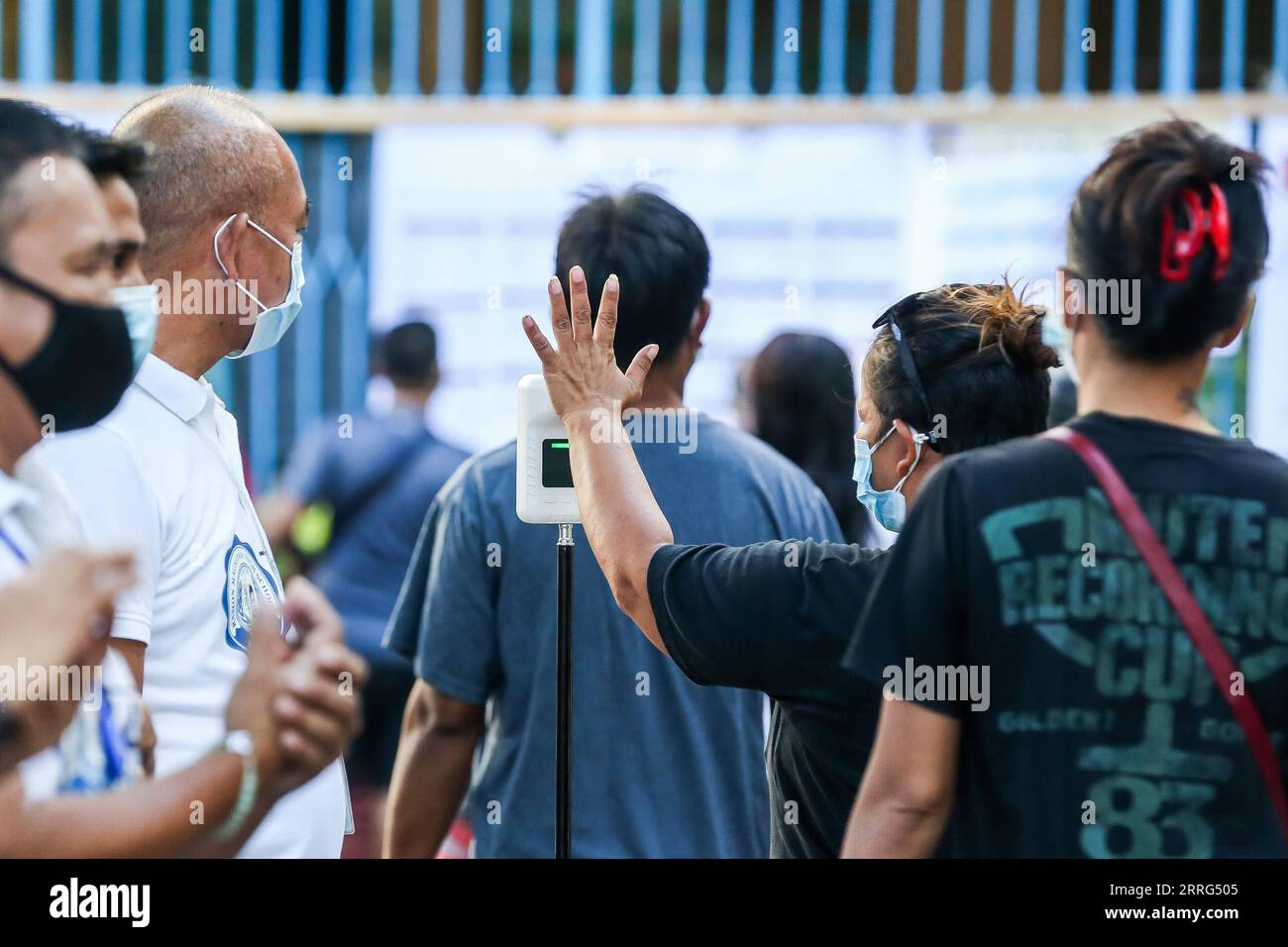 220509 -- MANILA, May 9, 2022 -- A voter checks temperature before ...