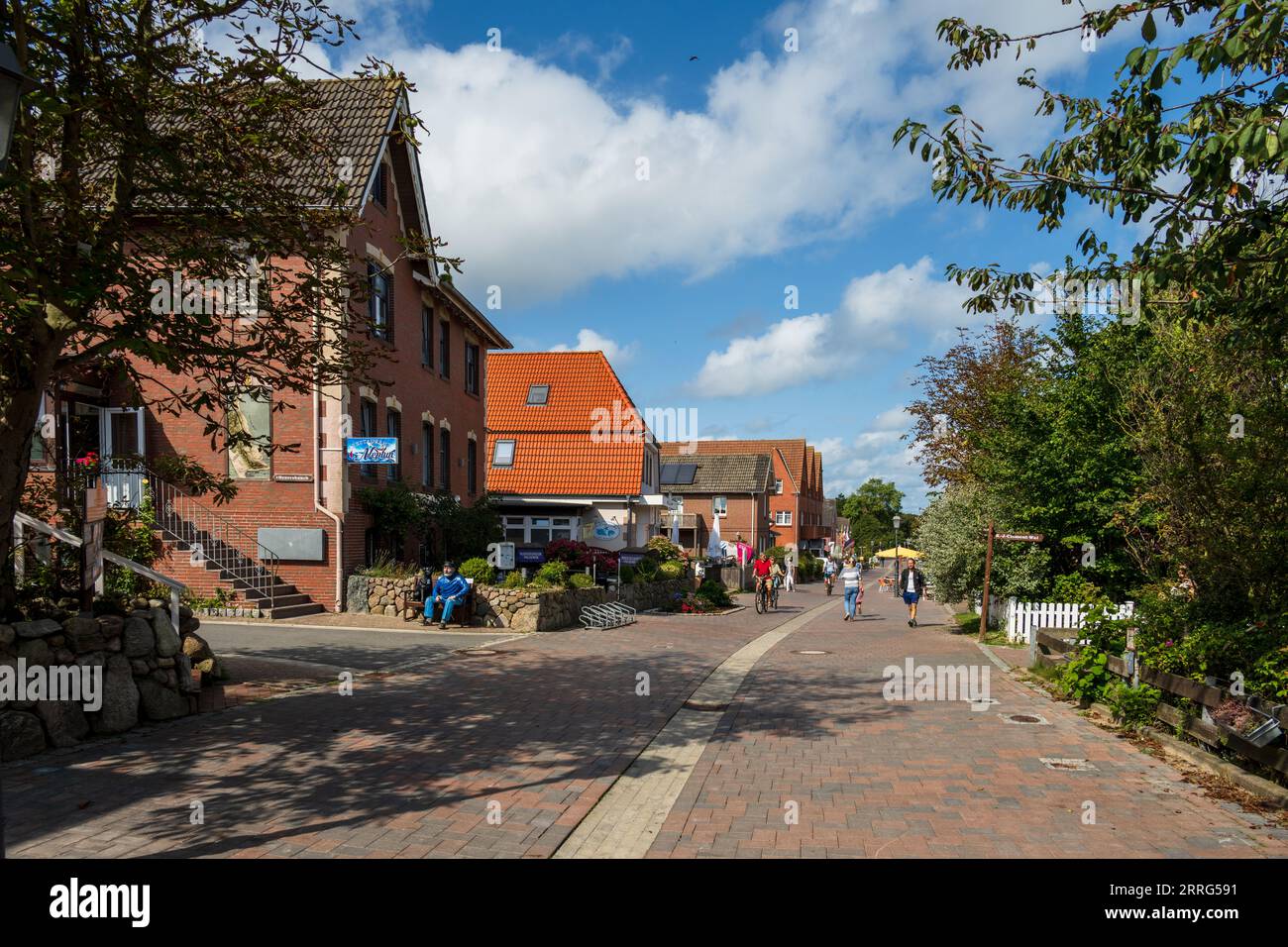 Straßenszenen aus Norddorf auf der Nordseeinsel Amrum im Sommer Stock Photo - Alamy