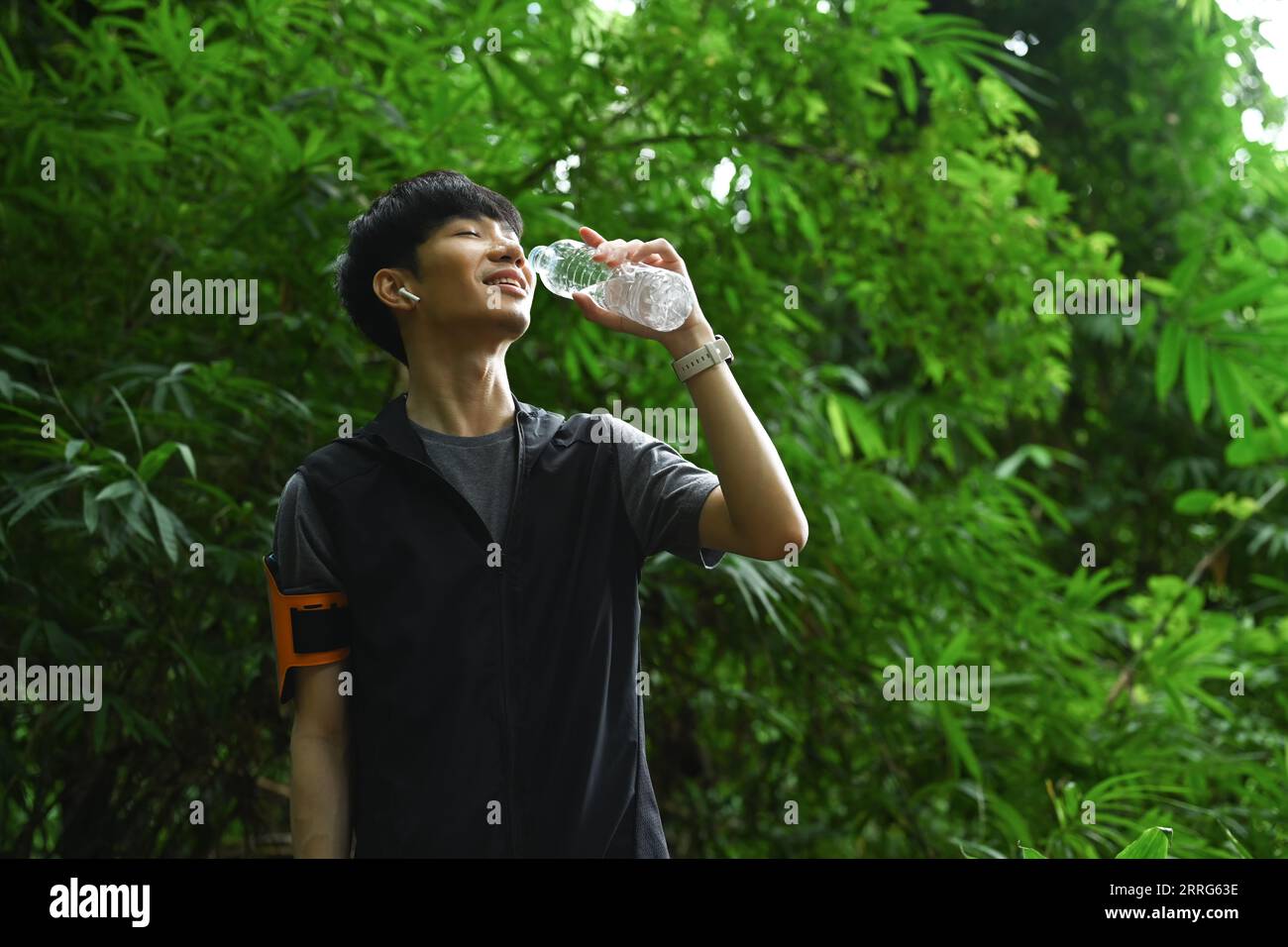 Male trail runner drinking water hi-res stock photography and images ...