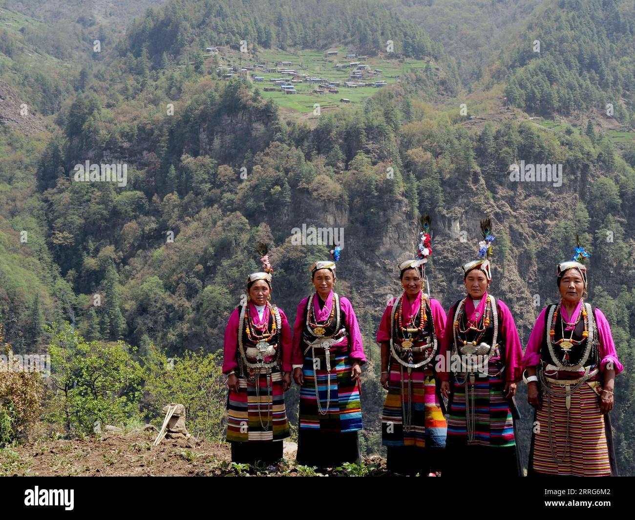 Sherpa family hi-res stock photography and images - Alamy