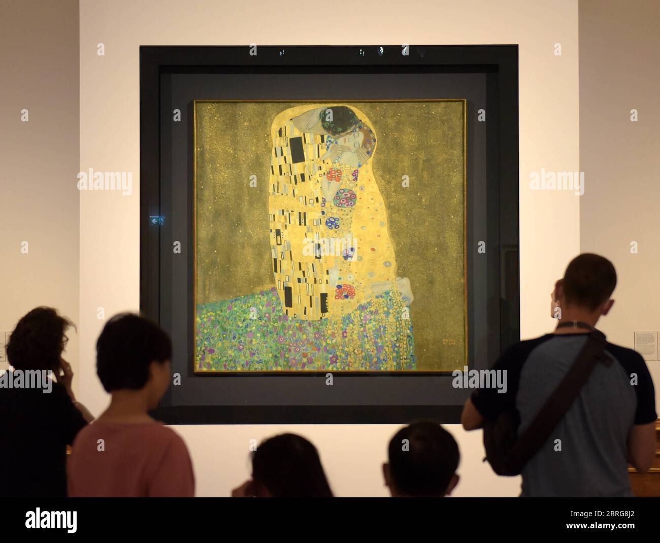 220513 -- VIENNA, May 13, 2022 -- Visitors view The Kiss by Gustav ...