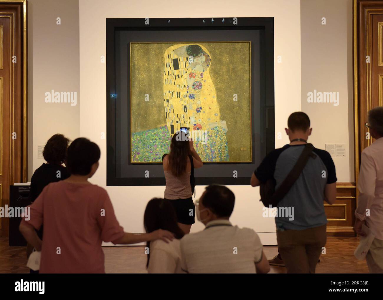 220513 -- VIENNA, May 13, 2022 -- Visitors view The Kiss by Gustav ...