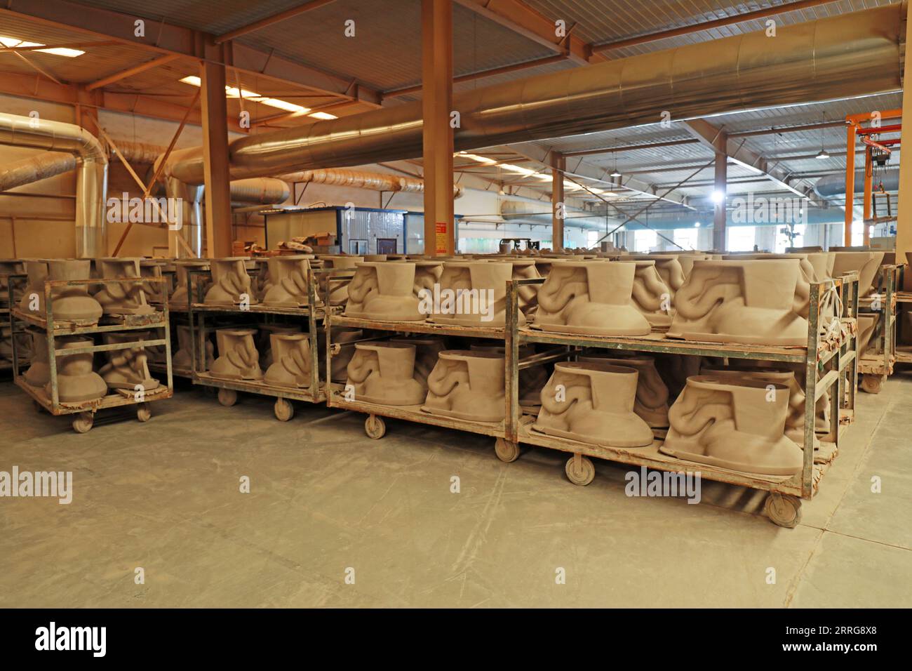 The semi-finished sanitary ware storage workshop is in the factory ...