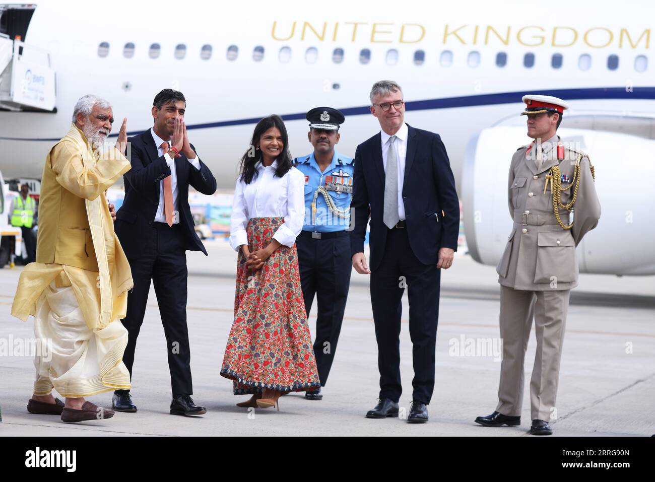 Prime Minister Rishi Sunak and wife Akshata Murty are met on the tarmac ...