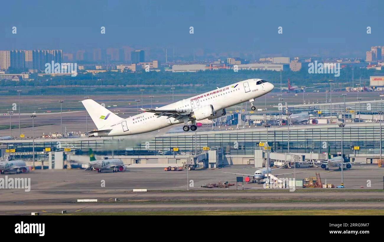 220514 -- SHANGHAI, May 14, 2022 -- The first C919 large passenger ...