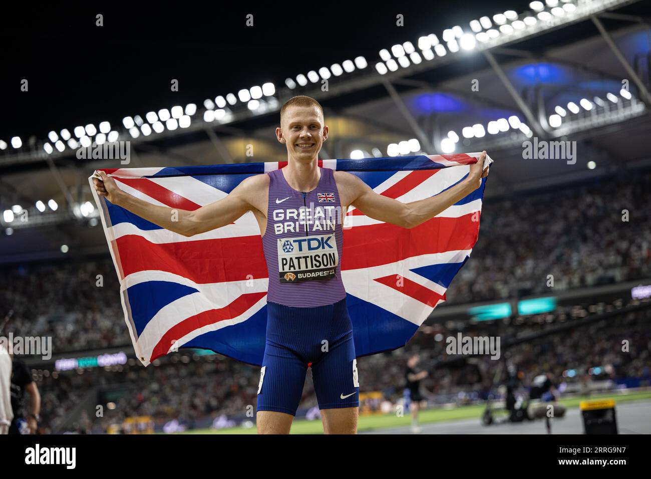 Ben Pattison celebrating her medal with her country's flag in the 800 ...