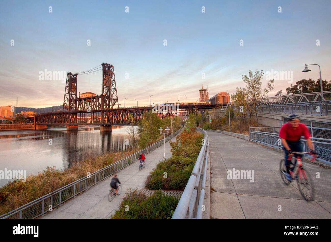 Willamette river portland bicycle hi-res stock photography and images ...
