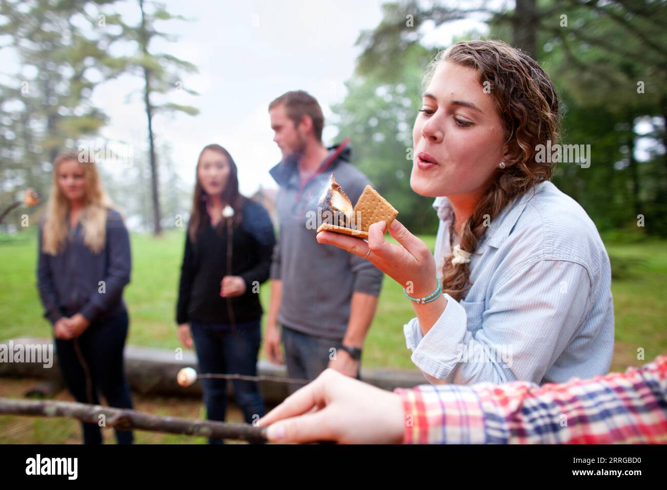 Making smores hi-res stock photography and images - Alamy