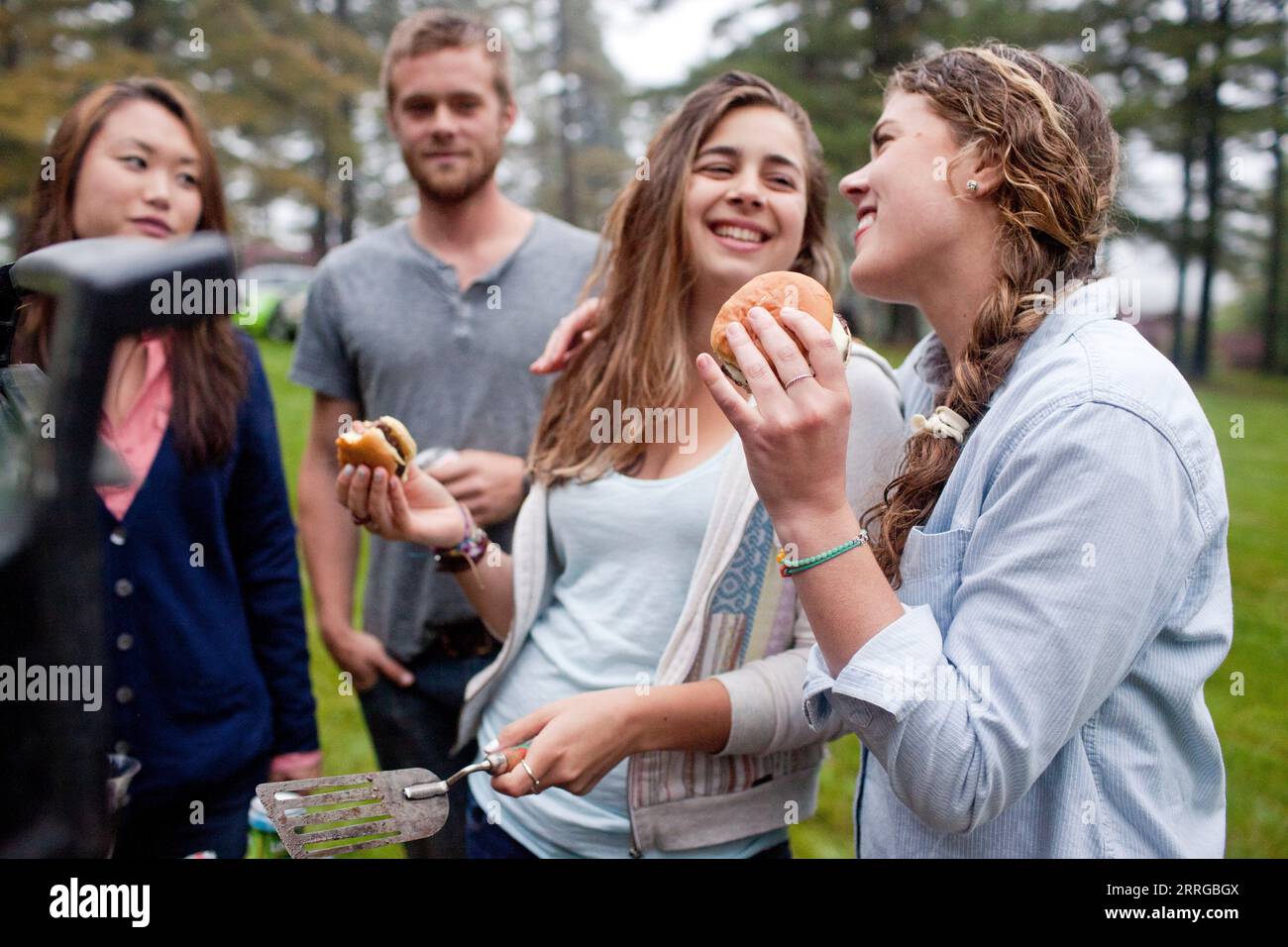 Young people eating burgers hi-res stock photography and images - Alamy
