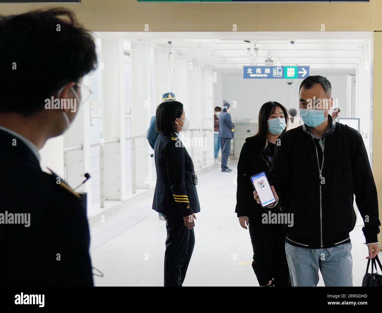 220517 -- BEIJING, May 17, 2022 -- A passenger shows his health QR code ...