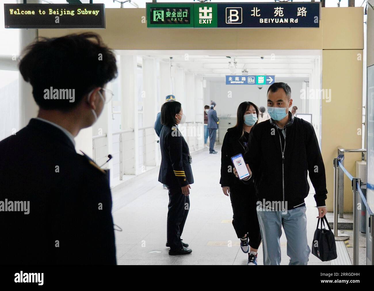 220517 -- BEIJING, May 17, 2022 -- A passenger shows his health QR code ...