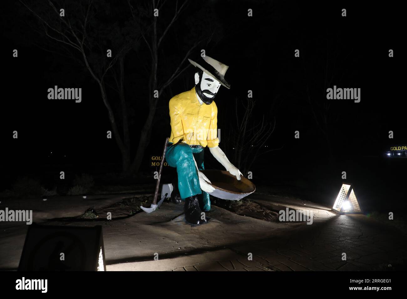 Big gold panner hi-res stock photography and images - Alamy