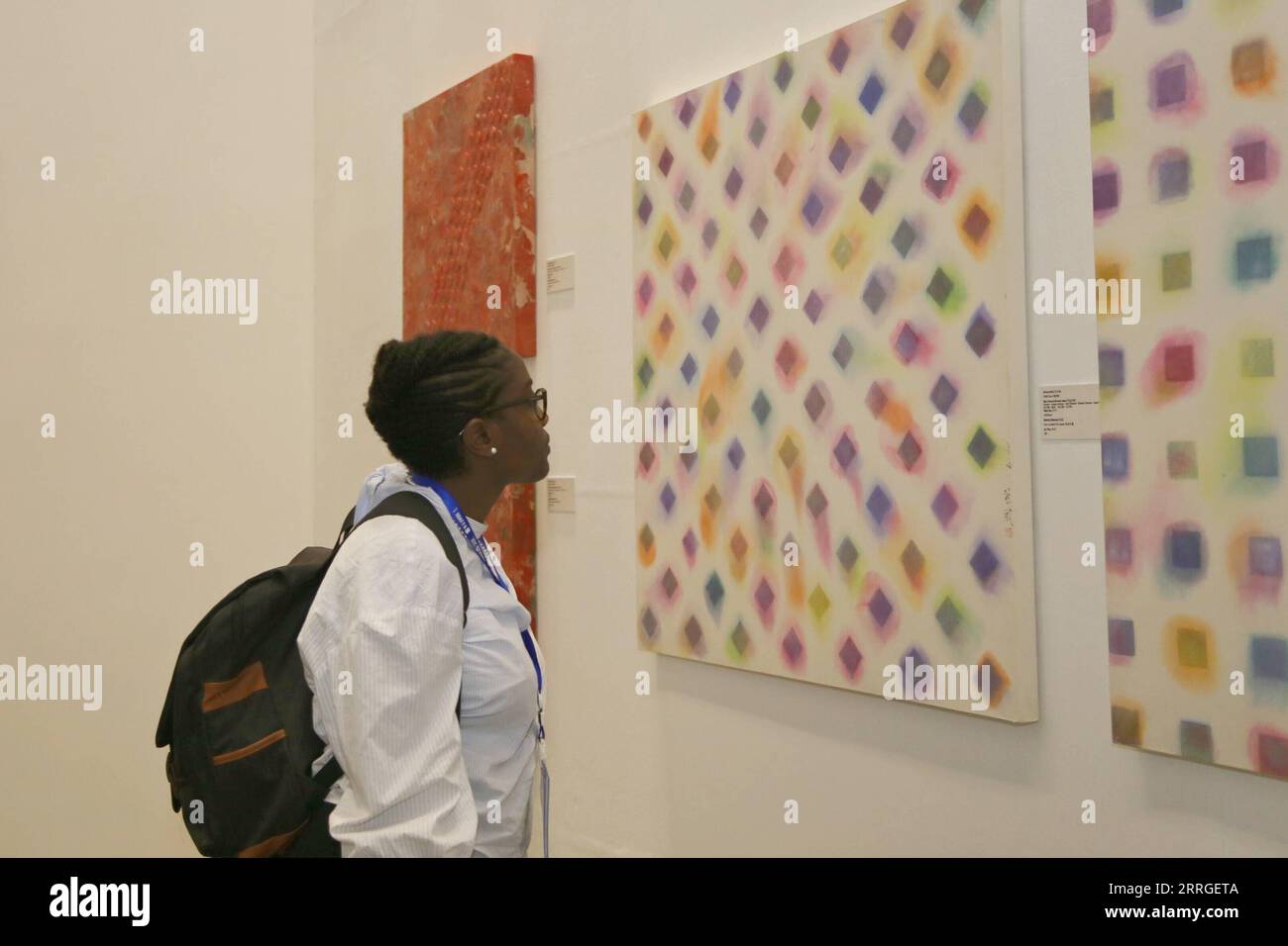 220520 -- DAKAR, May 20, 2022 -- A woman visits the China Pavilion of ...