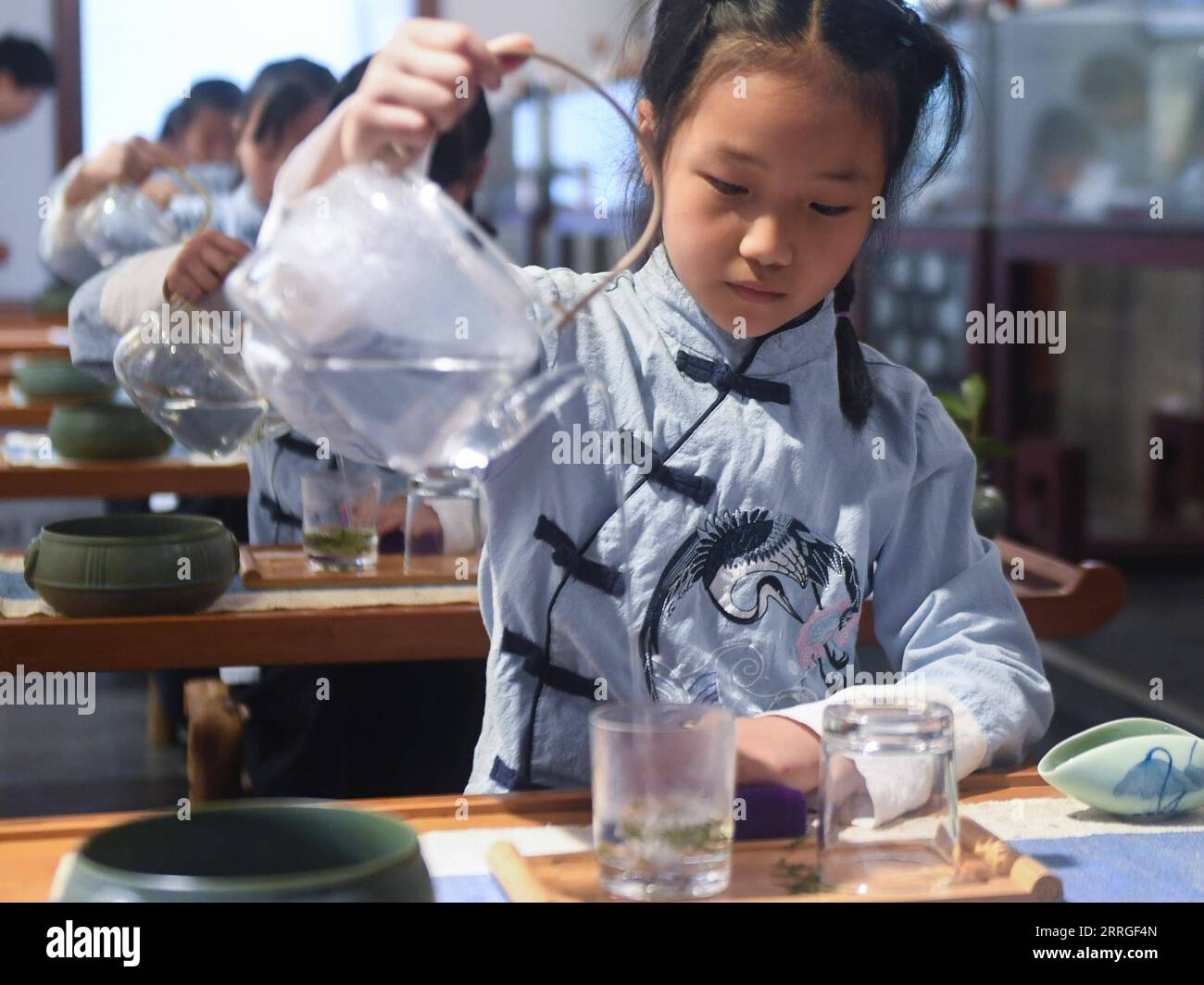 220520 -- HANGZHOU, May 20, 2022 -- A primary school student learns to ...