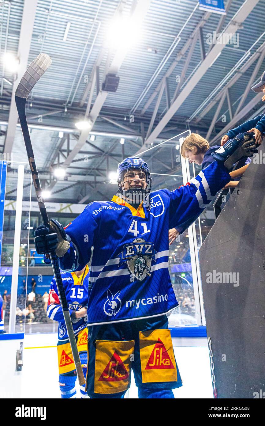 Leon Muggli #41 (EV Zug) thanks the Zug fans during the National League ...