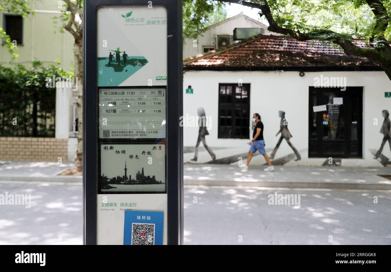 220522 -- SHANGHAI, May 22, 2022 -- A bus stop information screen ...