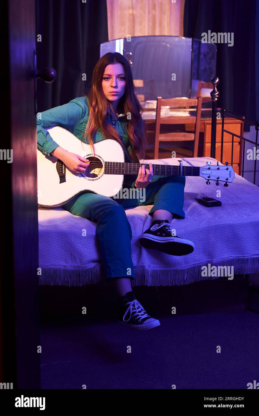 Jade bird musician hi-res stock photography and images - Alamy