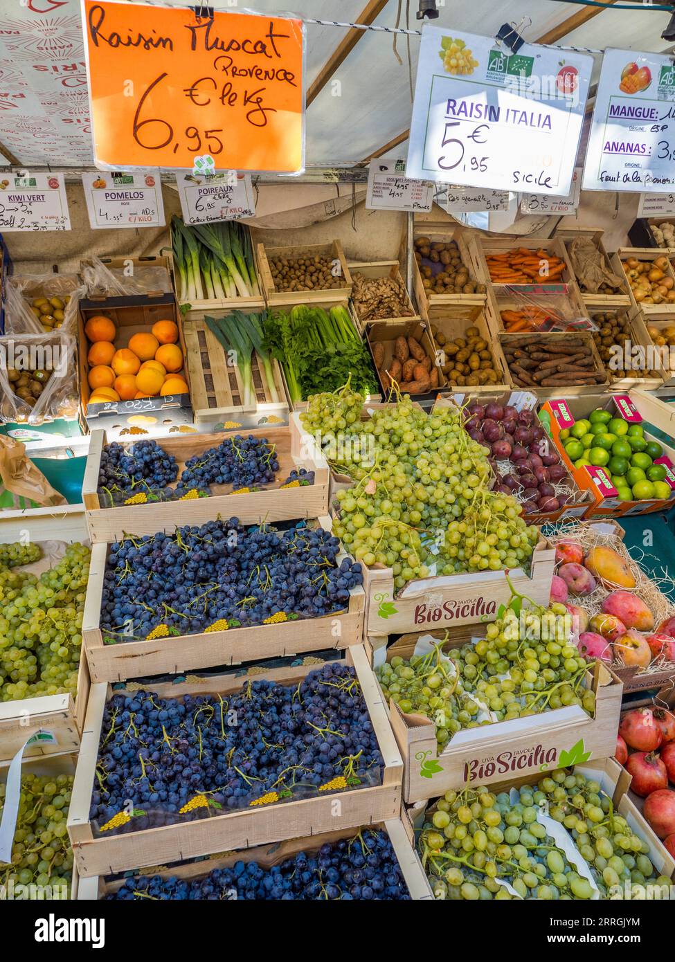 Paris fruits hi-res stock photography and images - Alamy