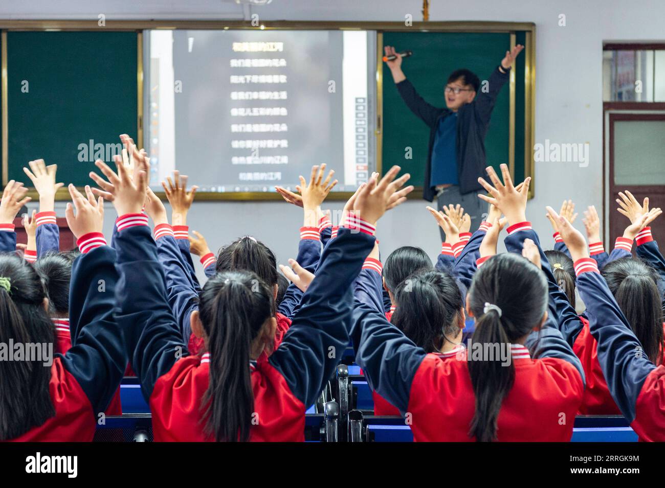 220525 -- HARBIN, May 25, 2022 -- Teacher Zhang Yu teaches children in ...