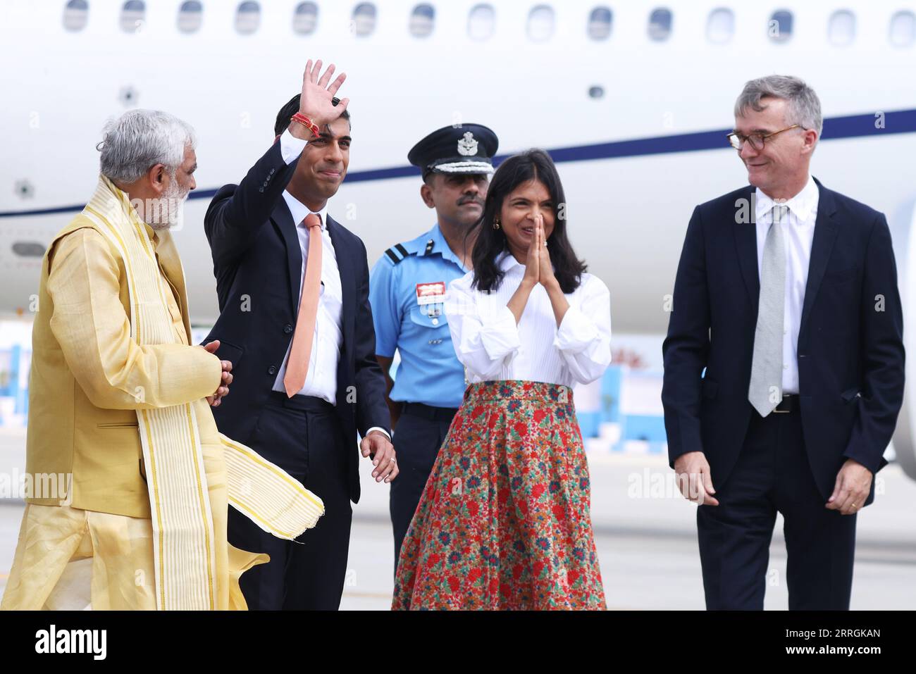 Prime Minister Rishi Sunak and wife Akshata Murty are met on the tarmac ...