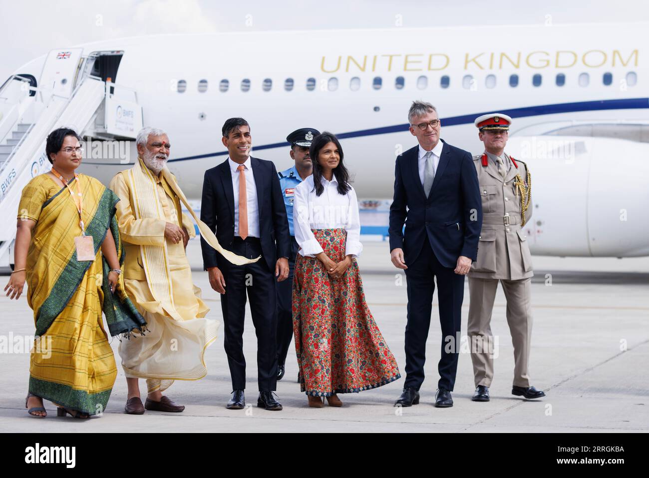 Prime Minister Rishi Sunak and wife Akshata Murty are met on the tarmac ...